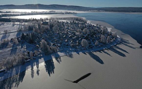 Green Ice Forms in Lake in Czech Republic — And Scientists Think They ...