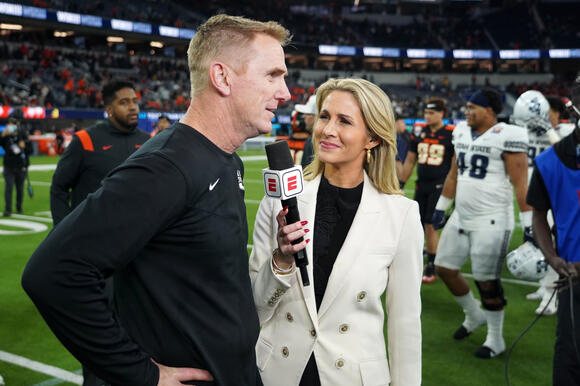 Laura Rutledge’s Outfit Turns Heads Before Georgia-Alabama Game - NewsBreak