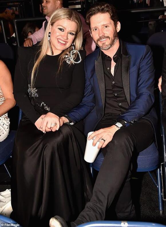 Kelly Clarkson gives update on her kids five months after ex Brandon ...