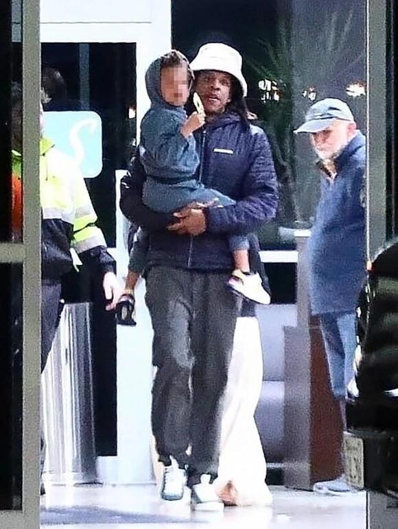Jay-Z Carries Son Sir, 5, In His Arms As He, Beyonce, & Their Daughters ...