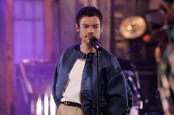 Harry Styles fans worried as singer appears to choke mid-performance ...