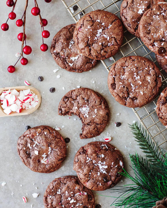 This Chocolate Chunk Peppermint Pudding Cookies Recipe Is Santa’s New ...