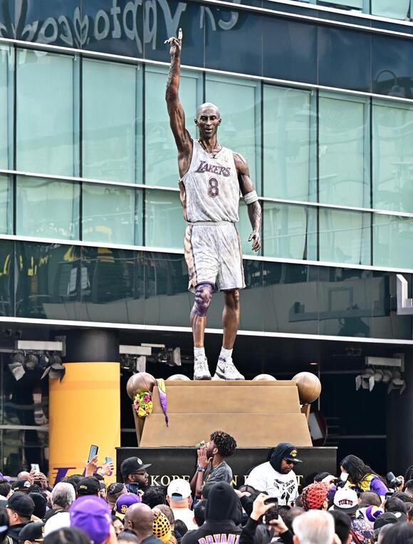Kobe Bryant statue filled with spelling errors as Lakers look to ...