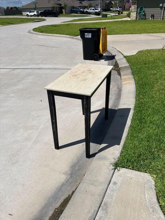 🎁 Freebies Up for Grabs in Willis — Tables, Desks & More - NewsBreak