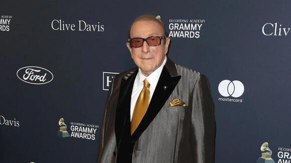 EXCLUSIVE: 'Bully' Clive Davis Slammed by Kelly Clarkson After They ...