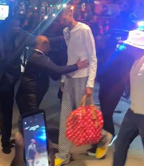 Pandemonium in New York as Knicks fans flood the streets after historic ...