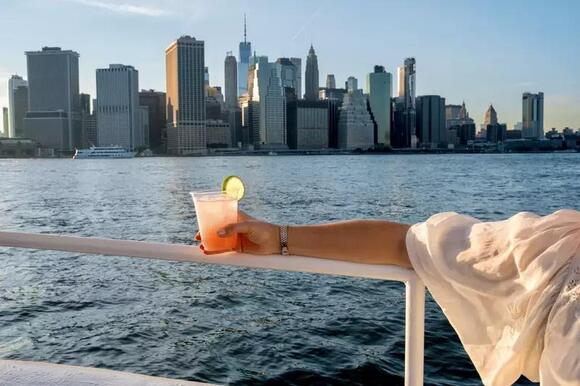 Check out this new floating bar aboard a decommissioned FDNY fireboat ...