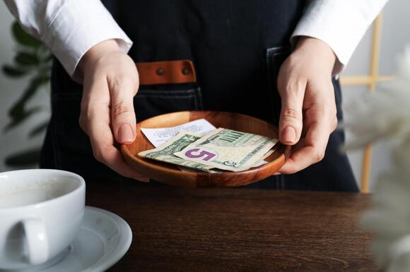 Texas Roadhouse Server Allegedly Turned a $0 Tip Into $20 and Got ...