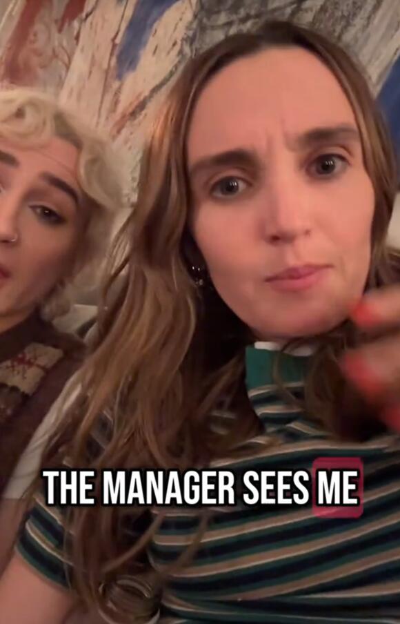 Chloe Fineman Said She Was Essentially Kicked Out Of A Restaurant By ...