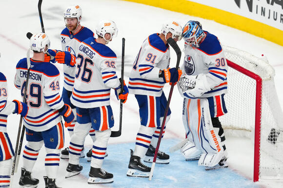 Cameras Caught 2 Edmonton Oilers Fans Dropping The Gloves & Throwing ...