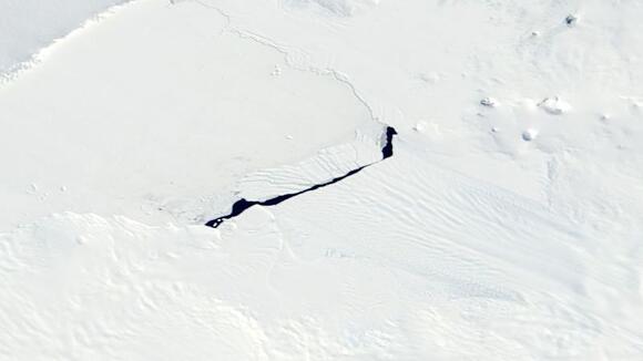 The Antarctic Ice Sheet Just Cracked Open at a Depth Where Ice Shouldn ...