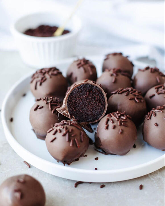 This Chocolate Cake Balls Recipe Delivers Rich, Fudgy Bites Everyone ...