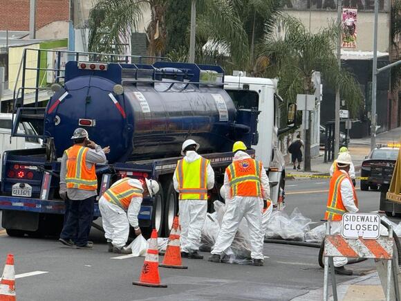 East LA pipeline rupture sends crude oil into LA River as cleanup ...