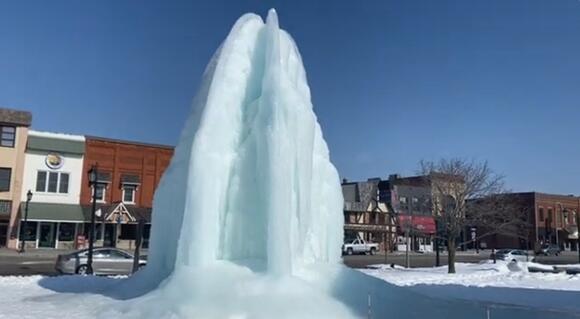 The World's Largest Ice Tree: Gaylord, Michigan - NewsBreak