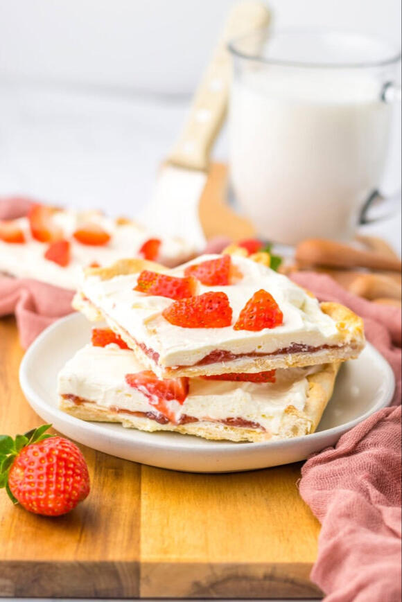 Easy Strawberry Cream Cheese Slab Pie Recipe - NewsBreak