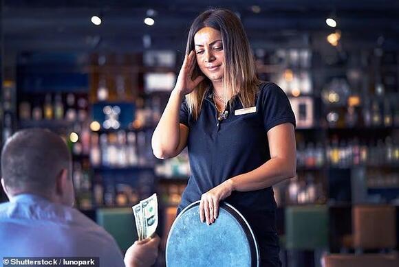 Greedy waitress chases down customer and calls cops because he didn't ...