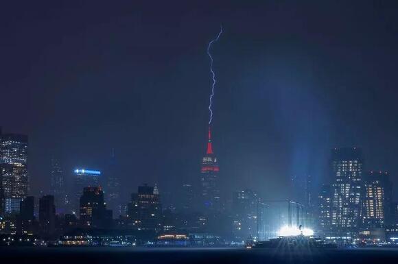 Incredible moment lightning strikes One World Trade Center, Empire ...