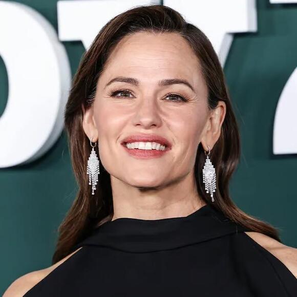 Jennifer Garner Is A Vision In A Red Bodysuit For New Magazine Cover As ...