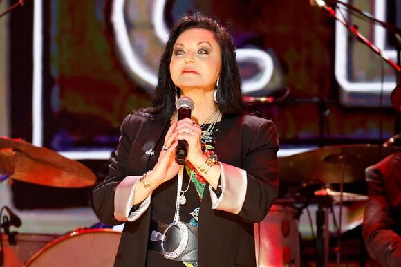Crystal Gayle Gives Health Update After Injury Forced Her to Cancel ...