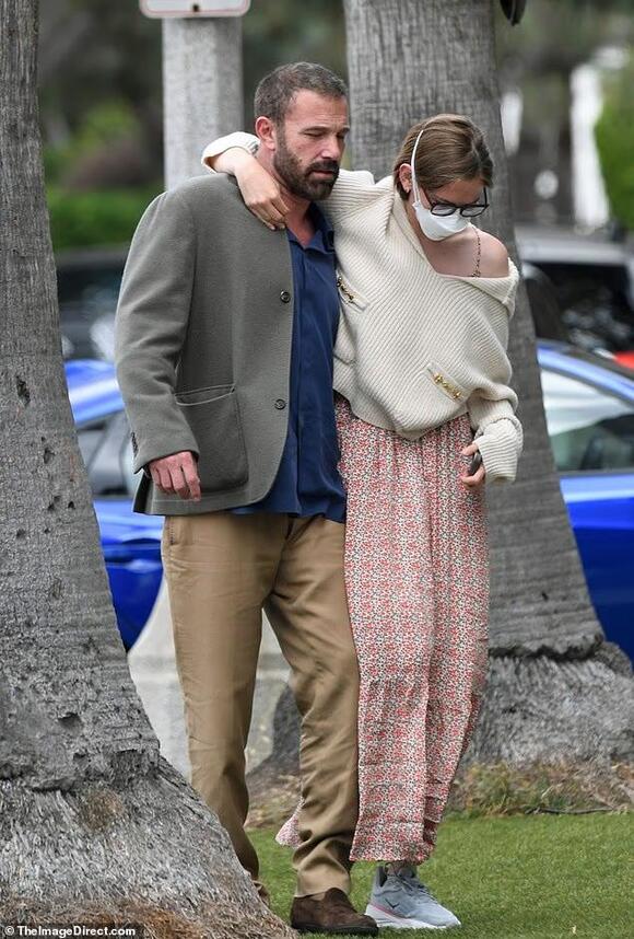 Ben Affleck and Jennifer Garner dote on mask-clad daughter Violet as ...