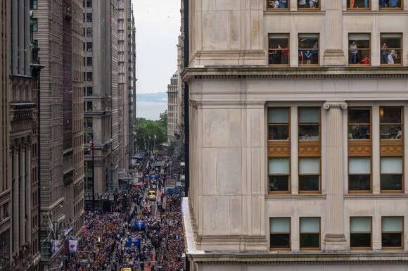 Man slashed in the neck during Knicks parade over 'inappropriate ...