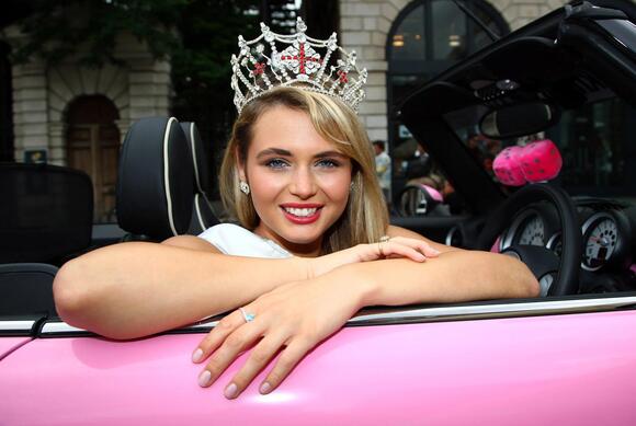 Heavily pregnant former Miss England 'falls flat' on stomach in ...
