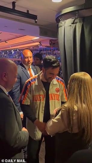 NYC mayor Zohran Mamdani shakes hands with Knicks fans and poses for ...