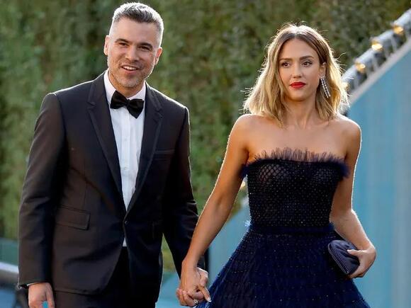 Jessica Alba's Ex Cash Warren, 46, Holds Hands With Seanna Pereira, 20 ...