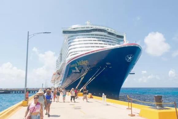 Cruise Passenger Hailed As Hero For Jumping Into Water To Save Elderly ...