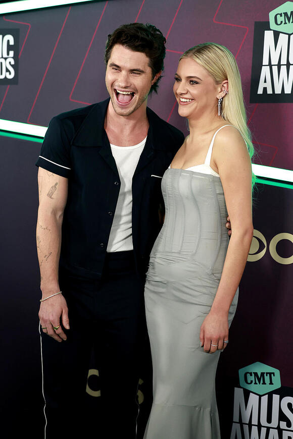 Kelsea + Chase Start the New Year With a Kiss - NewsBreak