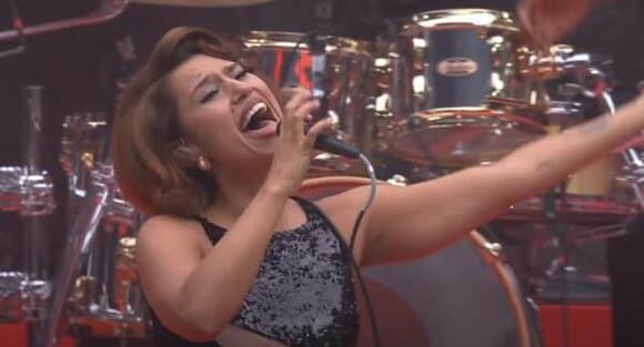 RAYE Amazes at the First-Ever NFL London Halftime Show with Viral Smash ...