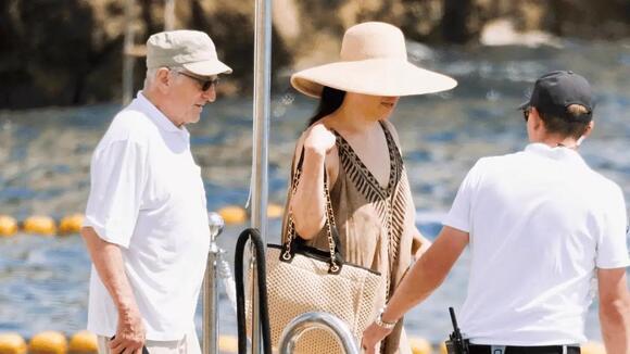 Robert De Niro, 82, Shares Rare PDA Moment With Partner Tiffany Chen ...