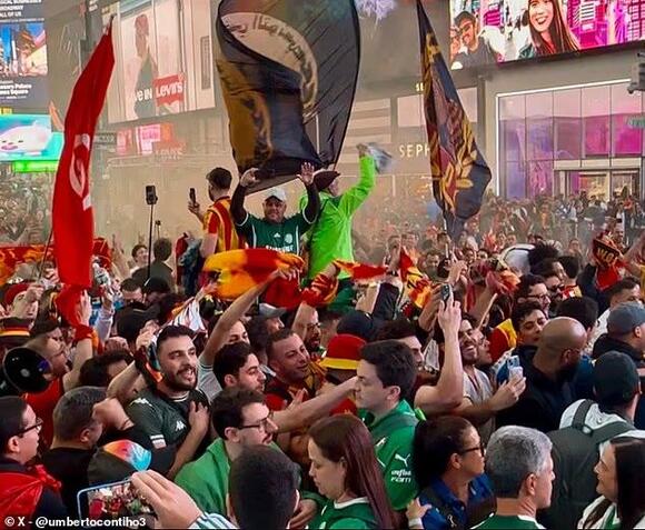 Palmeiras fans take over Times Square in epic show of support before ...