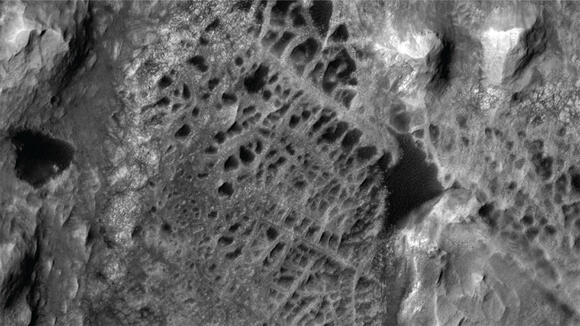 Giant 'spiderwebs' on Mars contain tiny egg-like structures that ...