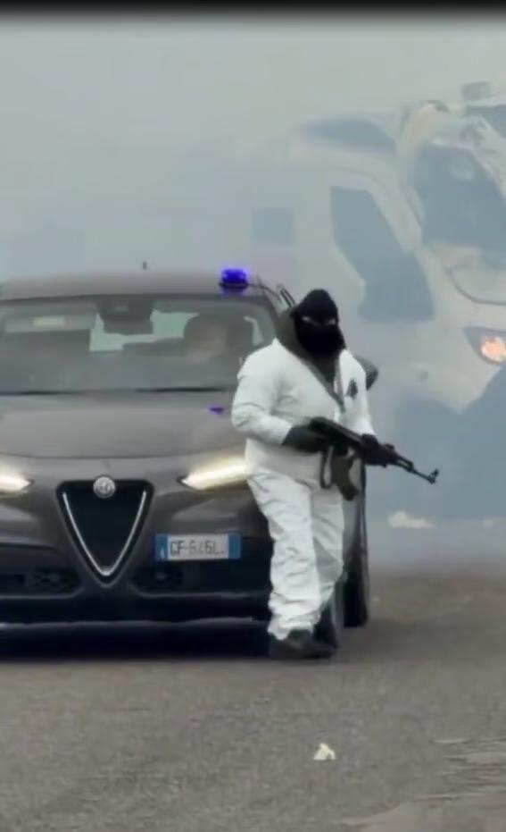 Shocking moment armed robbers posing as police blocked an Italian ...
