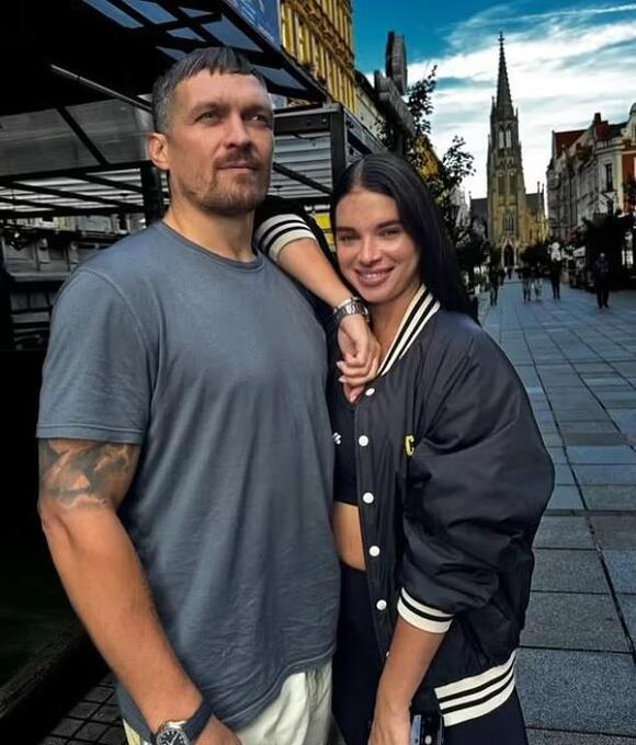 Oleksandr Usyk aims sly dig at Tyson Fury with 'wife' response after ...