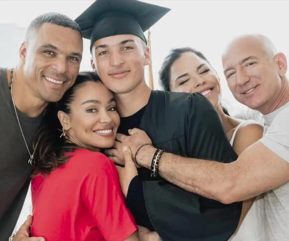 Lauren Sánchez’s ex Tony Gonzalez and his wife set to attend her ...