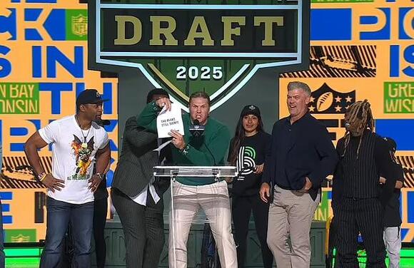 Shocking reason Packers fans BOO after NFL's tribute to late legend at ...
