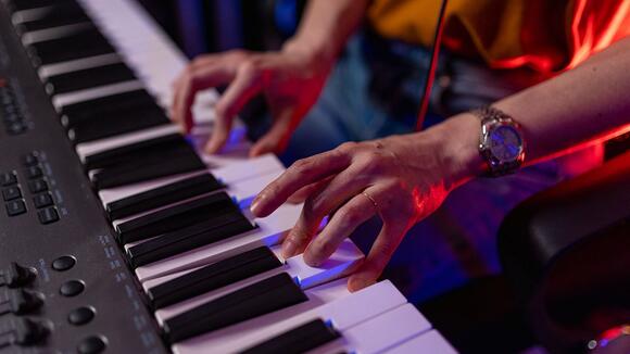 Audience member steps in for ailing keyboard player during a live ...