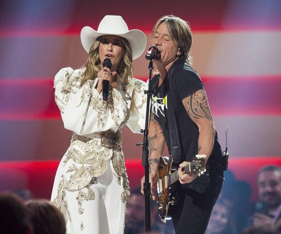 Lainey Wilson Heats Up the 2025 CMA Awards Red Carpet in Daring ...