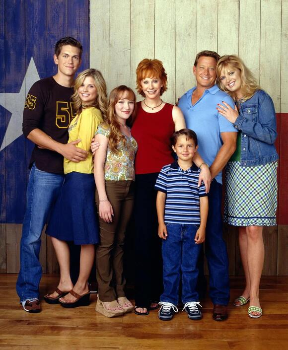 The Cast Of ‘Reba’ Reunites At Reba McEntire Concert, Fueling Return ...