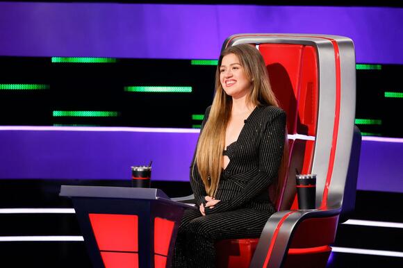 New Voice Coach Riley Green Accuses Kelly Clarkson of ‘Talking Trash ...