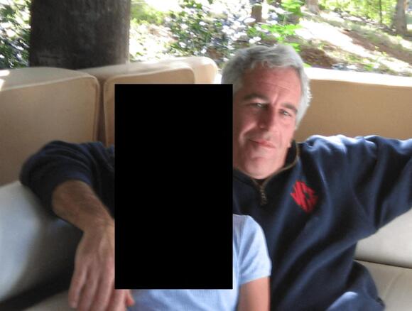 An alleged email exchange between Ghislaine Maxwell and Melania Trump ...