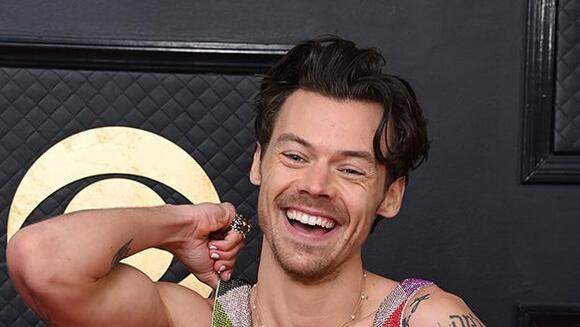 Harry Styles’ Mother Reacts to Backlash Over His New Buzzcut - NewsBreak