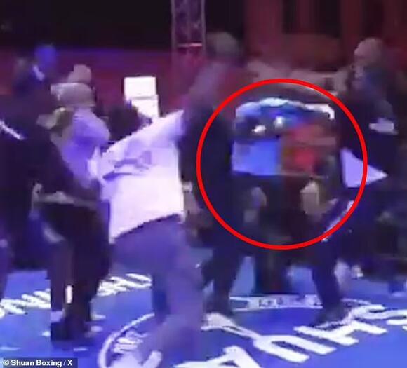 Chaos erupts at boxing match as referee is swarmed by attackers after ...