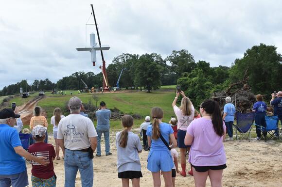 ️ 120-foot Cross of Christ raised along US‑98 in Greene County - NewsBreak