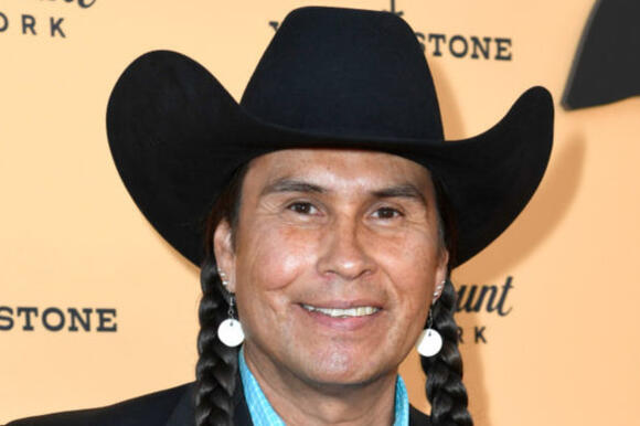 ‘Yellowstone’ Star Mo Brings Plenty Talks Native American Stereotypes ...