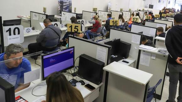 Workday cuts hundreds of jobs as tech market suddenly stalls - NewsBreak