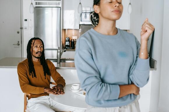 8 Deceptively Romantic Behaviors That Secretly Manipulate Your Emotions ...