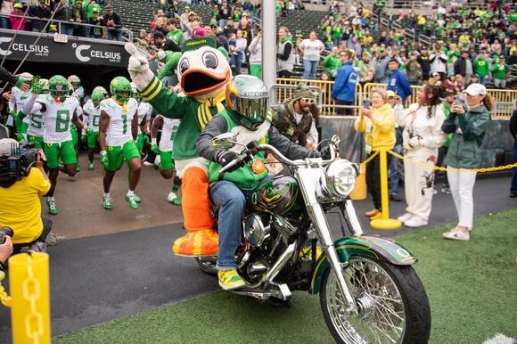 Betting on himself: No. 1 Oregon's Kam Alexander chasing second ring ...